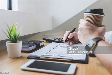 그래프 문서 재무 보고서 및 분석 계산 투자 비용 사무실 데스크 및 주변 다른 개체에서 계산기 작업 하는 사업가 계산기에 대한 스톡 사진 및 기타 이미지 Istock