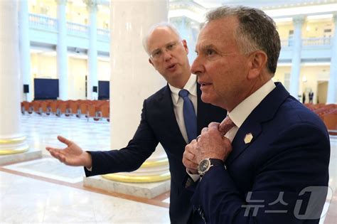 포토 상트페테르부르크서 만난 미국 특사와 러시아 특사 뉴스1