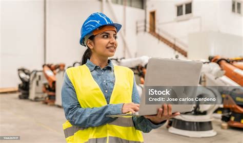 로봇 공장의 예쁜 히스패닉 여성 엔지니어는 노트북으로 작업합니다 20 24세에 대한 스톡 사진 및 기타 이미지 20 24세