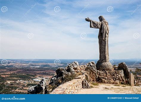 Христ королевская статуя, смотрящая на кастело-де-родриго-португал ...