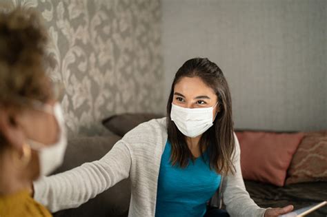 집에서 수석 환자를 위로하는 의사 얼굴 마스크를 착용 2명에 대한 스톡 사진 및 기타 이미지 2명 보호 마스크 손을 어깨에 두기 Istock