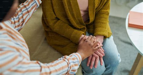 아프리카 간병인이 노인 여성의 손을 잡고 소파에 앉아 있는 동안 그녀를 지지하는 클로즈업 사진 Unsplash의 러시아 소녀 이미지