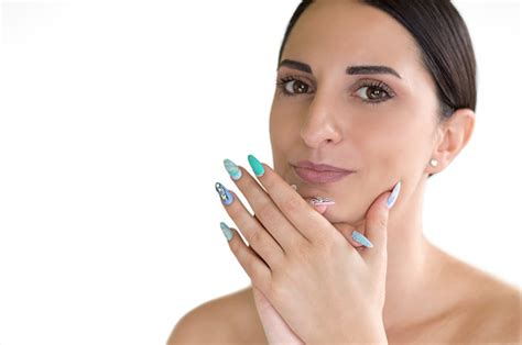 파란 매니큐어 손톱 디자인 Rhinestones와 아름 다운 모델 소녀 손 손톱 머리카락 흰색 바탕에 화장품에 대 한 관심과 패션 메이크업 갈색 눈에 대한 스톡 사진 및