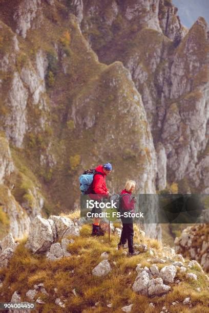 모험 여행 관광 하이킹 및 사람들 개념함께 웃는 커플 백팩 야외 2명에 대한 스톡 사진 및 기타 이미지 2명 걷기 공휴일
