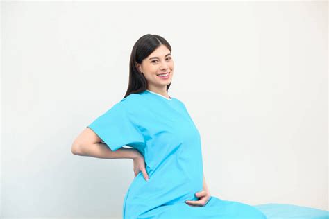心满意足的年轻孕妇手牵手坐在纳马斯特闭着 包图企业站