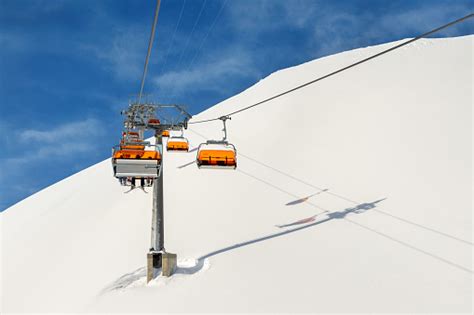 화창한 날에 힐랜드 알파인 산 겨울 리조트의 스키 리프트 로프 웨이 스키 체어 리프트 케이블 방식으로 스키와 스노우 보드를 즐길 수 있습니다 활강 슬로프의 배너 파노라마 뷰
