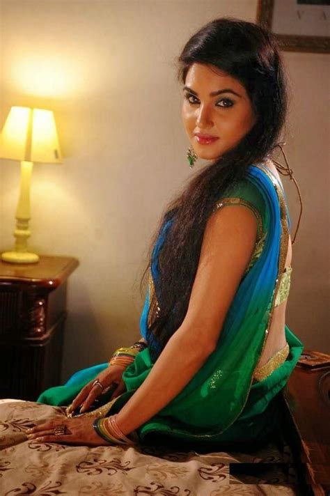 Kavya Singh Saree