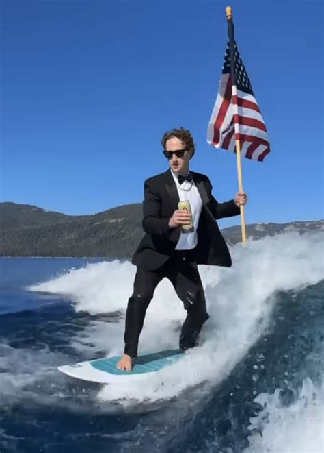 มาร์ก ซัคเกอร์เบิร์ก เล่นใหญ่ฉลองวันชาติอเมริกา โบกสะบัดธงท้าคลื่นบนเซิร์ฟบอร์ดอย่างจึ้ง