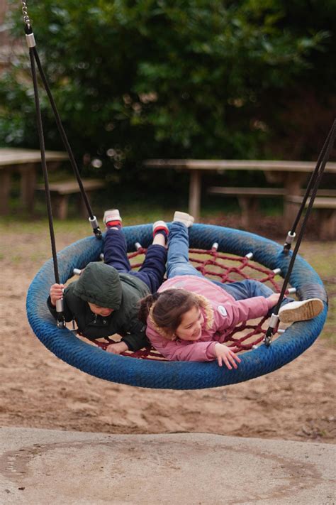 가족 시간 걱정 없는 건강한 생활 공원 나무 남매 낮 놀이터 레저 레크리에이션 모험 사회화 소녀 스포츠 실외 활동 아이 아이들 놀이 액티비티