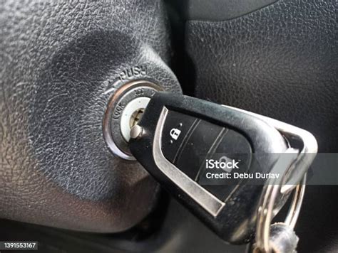 현대 자동차의 점화 열쇠가 닫힙니다 열쇠 구멍에 있는 차 열쇠 호화스러운 차 열쇠 0명에 대한 스톡 사진 및 기타 이미지 0명 검은색 계기판 차량 부분 Istock