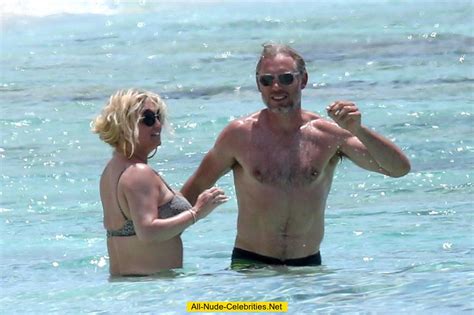 Jessica Simpson Wearing A Bikini At A Beach