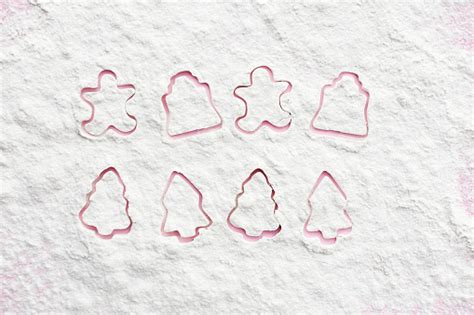 크리스마스 트리 진저 브레드 남자 쿠키 흰 밀가루에 또는 분홍색 배경 편평한 위치에 눈의 종 모양 징 글 아이 들과 준비 개념으로 요리 하는 크리스마스 패턴 가루 설탕에