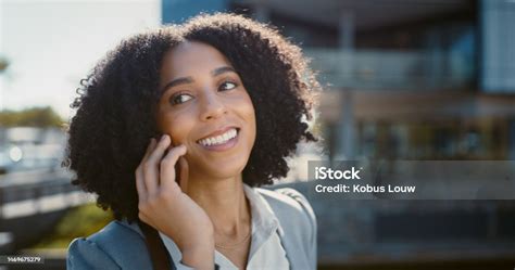 흑인 여성 도시에서 비즈니스 및 전화 통화 야외에서 네트워킹 및 커뮤니케이션으로 얼굴과 미소 변호사 5g와의 협상 토론 및 접촉 시카고의 모형 공간과의 연결 사법 제도에