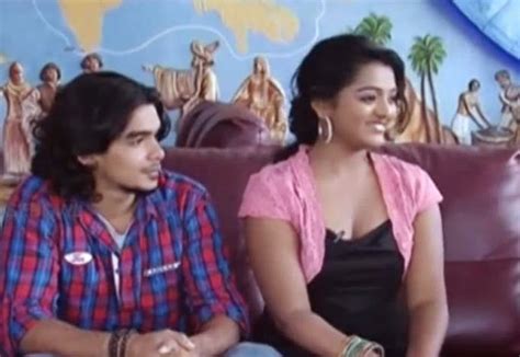 Meera Anil Hot Navel Show In Saree Photos