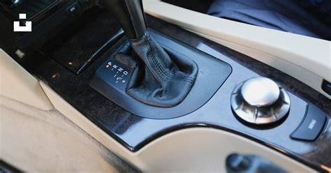 자동차의 기어 변속 클로즈업 사진 Unsplash의 무료 기계 이미지