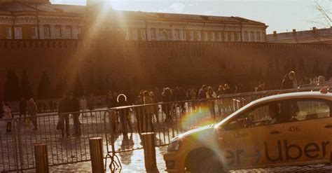 거리 장면 건축 관광 관광객 교통 극적인 빛 노란 택시 도시 풍경 도시의 도시의 삶 돔 랜드마크 러시아 모스크바 문화 유산 보행자 붉은 광장