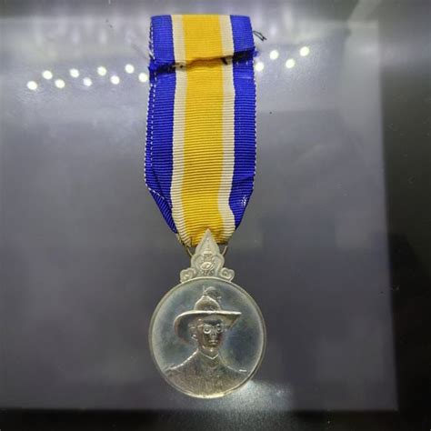 เหรียญที่ระลึกประดับแพรแถบ เนื้อเงิน เฉลิมพระชนมพรรษา 6 รอบ 72 พรรษา รัชกาลที่ 9 พ ศ 2542 แบบชาย