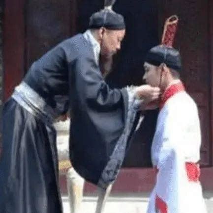俗语女怕摸中男怕摸顶老祖宗这话什么意思涨知识了 老话 地位 名节
