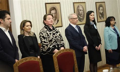 Ротацията под въпрос Мария Габриел взе първия мандат Денков и Петков я придружиха ВИДЕО ᐉ