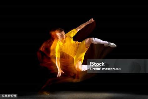 떨어지는 한 백인 남성 축구 또는 축구 선수 훈련 과 공 혼합 빛에 어두운 배경에 고립 된 프로 스포츠의 개념 활성 모션 불에 대한 스톡 사진 및 기타 이미지 Istock