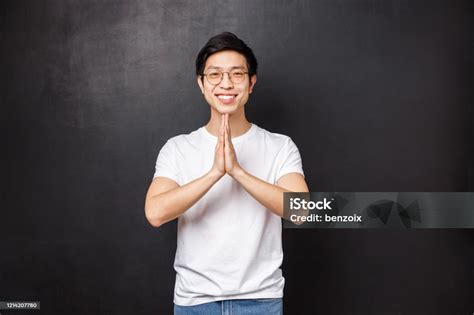 흰색 티셔츠 안경 나마스테에서 손을 잡고 감사하는 제스처를기도 도움에 대한 감사 탄원 또는 소원을 만들기 검은 배경을 서 잘