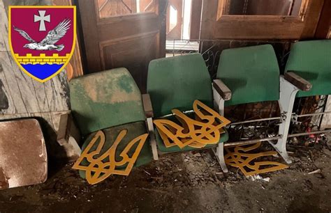 В зруйнованому штабі російських військових знайшли склад української символіки УКРАЇНСЬКИЙ