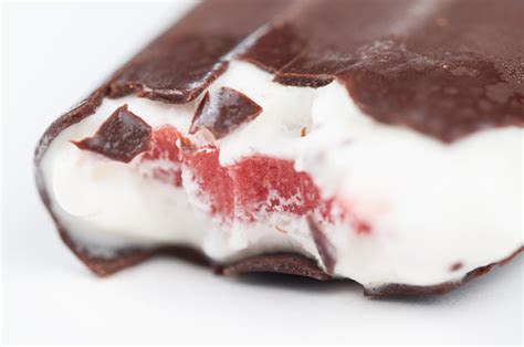 흰색 배경에 고립 된 아이스크림 스틱에 아이스크림 공간을 복사합니다 0명에 대한 스톡 사진 및 기타 이미지 0명 가냘픈 구도 Istock