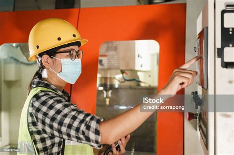 공장에서 기계 제어 판 디스플레이에서 작업 하는 여성 엔지니어링 여성에 대한 스톡 사진 및 기타 이미지 여성 유지 보수