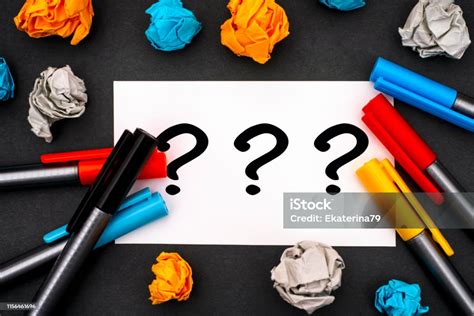 컬러 펜과 구겨진 종이가 있는 흰색 종이 에 세 개의 물음표 물음표에 대한 스톡 사진 및 기타 이미지 물음표 3가지 개체 펜 Istock