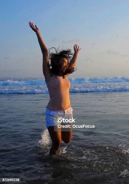 쾌활 하 고 무료 일몰 해변 관광 휴가 여름 휴가 여행에 개념 아름 다운 바다에서에서 즐기는 재미 젊은 행복 하 고 흥분 아시아