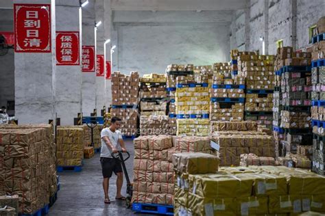 海南海口：全力确保“课前到书” 中小学新教材印制发行中 人民图片网