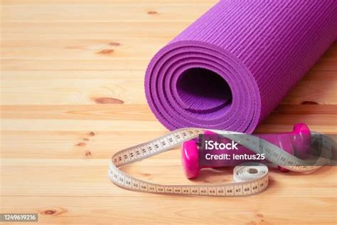 보라색 요가 매트 나무 바닥에 측정 테이프와 분홍색 아령 선택적 초점 0명에 대한 스톡 사진 및 기타 이미지 0명 개념 개인 장식품 Istock