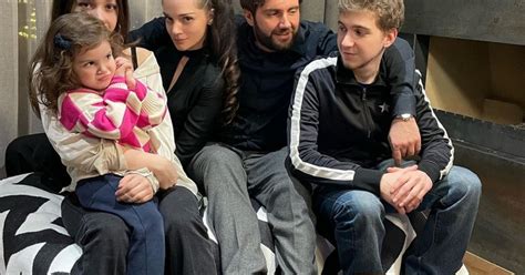 ბედნიერი ოჯახი ნოე სულაბერიძე მეუღლესა და შვილებთან ერთად გადაღებულ კადრებს აქვეყნებს Marao