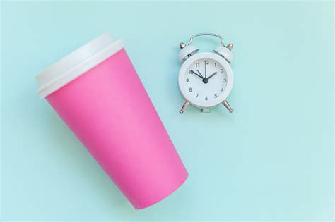블루 파스텔 컬러의 배경에 고립 된 심플 한 평면 디자인 핑크 종이 커피 컵과 알람 시계 개념에 대한 스톡 사진 및 기타 이미지 개념 공란 광고 Istock