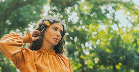 머리에 꽃을 꽂은 여자 사진 Unsplash의 봄 이미지