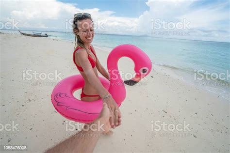 날 태국의 섬에 풍선 플라밍고 목가적인 해변에 개념 여자 최고의 남자 친구 따라 사람들이 여행 목적지 재미와 멋진 태도 개념 남자에 대한 스톡 사진 및 기타 이미지 Istock