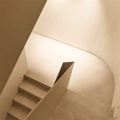 디자인반야아뜰리애 공간과 공간을 수직으로 연결하는 수단 중 하나인 계단 엘레베이터의 편안함도 좋지만 집안 내부에서 우리가 사용할 수 있는 가장 보편적인 계단을