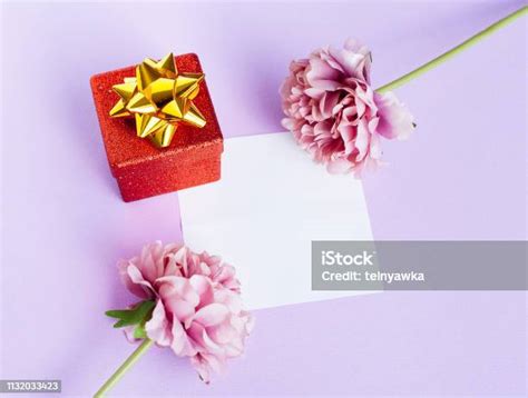흰 종이 시트와 모란 꽃 평면도와 보라색 배경에 모의 광고 3월에 대한 스톡 사진 및 기타 이미지 3월 8 개념 Istock
