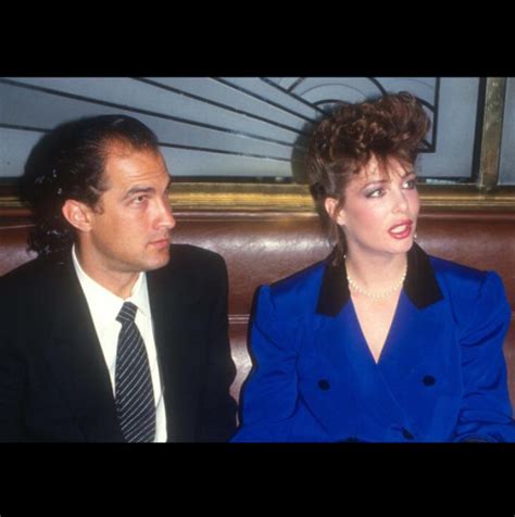 Тя беше лудо влюбена в него роди му три деца а той я напусна След развода тя прекара 24