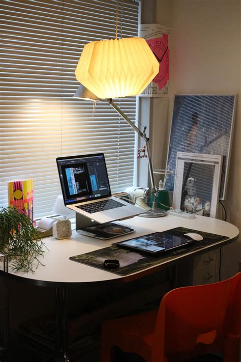 작업실 여기는 내 작업공간이야 👩🏻‍💻 하나하나 좋아하는 것들을 모아보니 나는 제법 알록달록한 사람인 것 같아