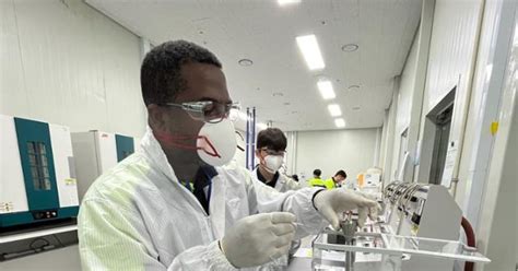 한국 배터리 소재 기술 배우러 왔죠포스코퓨처엠의 캐나다 핵심 인력들 짧은 유학