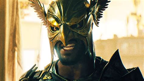 Fans Are Seriously Confused About Hawkman Using Dr Fates Helmet In