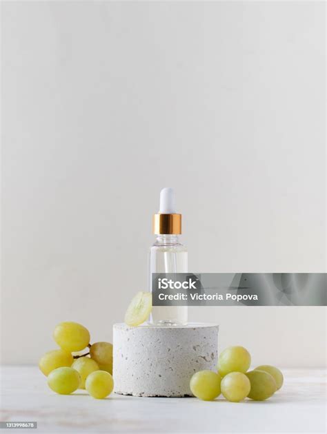 포도 화장품 받침대에 포도 추출물이 함유된 스킨 케어 제품이 있는 유리 병 공간을 복사합니다 메이크업 화장품에 대한 스톡 사진 및 기타 이미지 Istock
