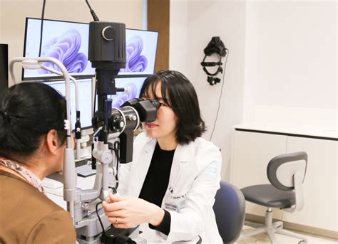 겨울철 주의 안질환 어두운 곳에서 스마트폰 오래 하면 눈 건강 치명적