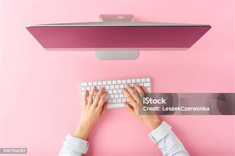 사무실 데스크톱 개념 분홍색 배경에 컴퓨터에서 작업 하는 여자의 손 위쪽 보기 분홍에 대한 스톡 사진 및 기타 이미지 분홍 우아 일함 Istock