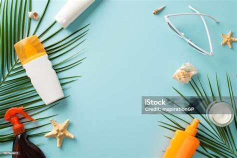 이 머스트 해브 아이템으로 햇볕에 그을린 피부를 준비하세요 라벨이 없는 자외선 차단제 오일과 Spf 크림 병 유리잔 조개껍데기