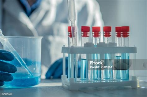 의학 연구소 과학자는 피펫과 시험관으로 작업합니다 생명 공학의 과학 실험실 화학 생화학 및 실험 분야의 의학 개발 및 연구 25 29세에 대한 스톡 사진 및 기타 이미지