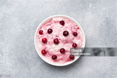 접시에 요구르트 잼과 크랜베리의 코티지 치즈 디저트 회색 콘크리트 테이블입니다 개념 건강 유용한 아침 식사 공간을 복사합니다 야쿠르트에 대한 스톡 사진 및 기타 이미지