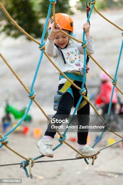 헬멧을 쓴 어린 소녀는 야외에서 어드벤처 파크에서 밧줄을 올라갑니다 익스트림 스포츠 자연에 대한 활동적인 여가 기술에 대한 스톡 사진 및 기타 이미지 Istock