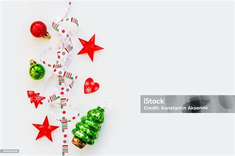 크리스마스 패턴북유럽 기하학적 눈송이 리본 새 해 장식밝은 다채로운 공 전나무 나무 스타 텍스트에 대 한 장소입니다 평면 위치 최고 볼 수 있습니다 공 스포츠 장비에 대한